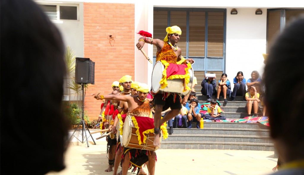 Dollu Kunitha – HSEA